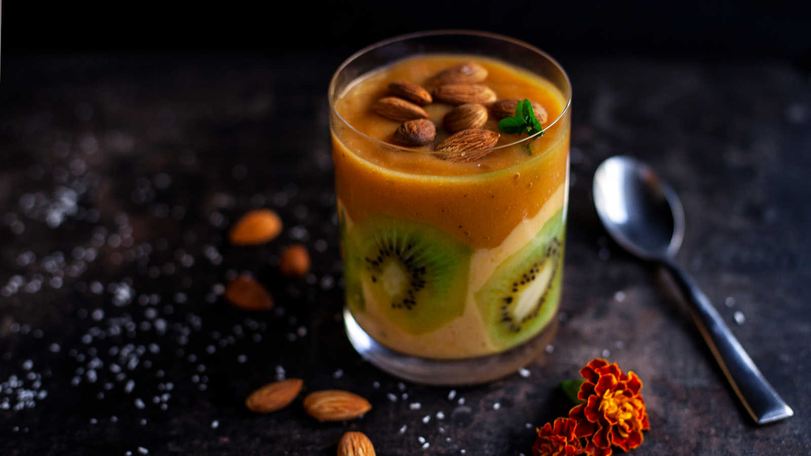 Parfait de yogur de almendras con mango y kiwi - Cuciniana